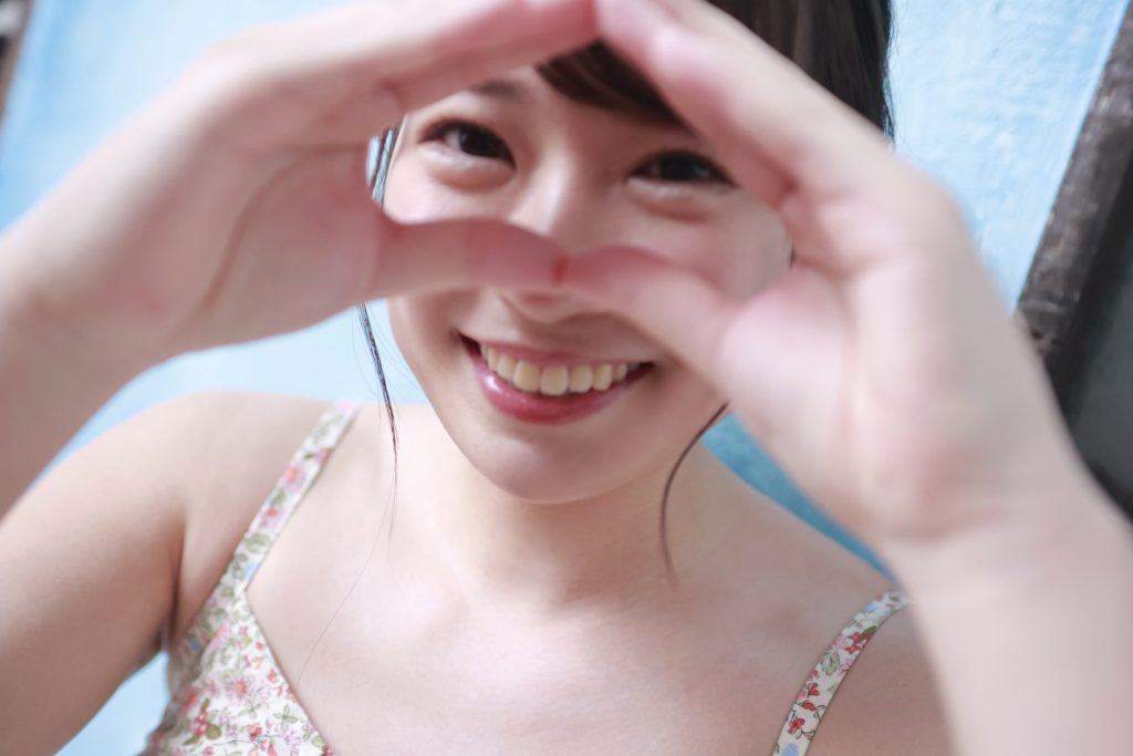 SODstar史上No.1！超ド天然いじられキャラ爆誕！『彼女と触れ合うと、笑顔になってちょっとSになる。』稲荷ある AVデビュー！ | 日刊SODオンライン